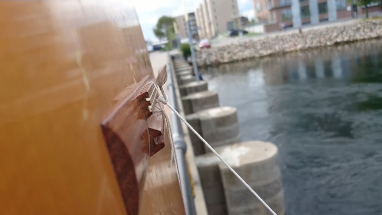Strings singing in a stream